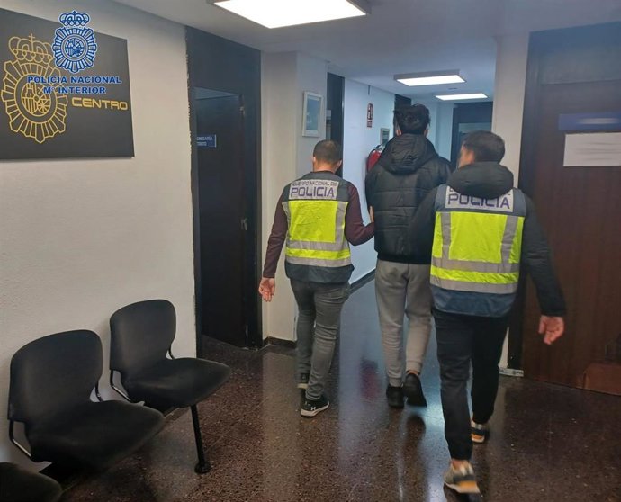 Detenido un joven por robar a una mujer a la que intimidó con un cuchillo en Palma