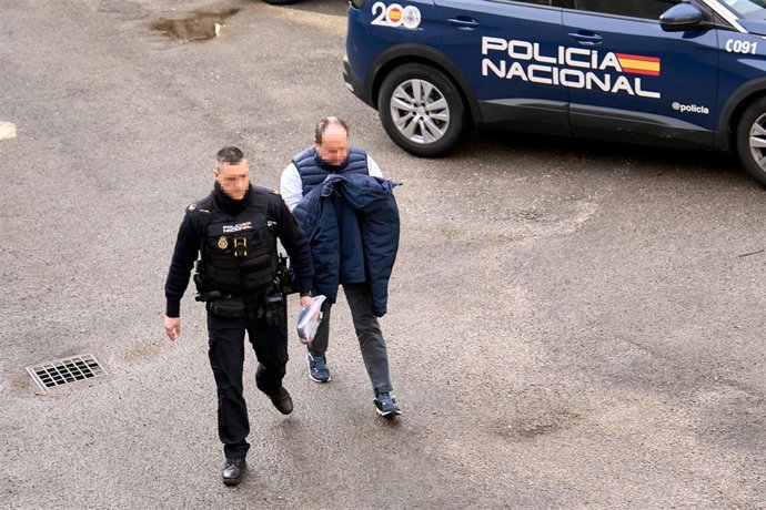 Prisión provisional comunicada y sin fianza para el funcionario y libertad para los demás detenidos