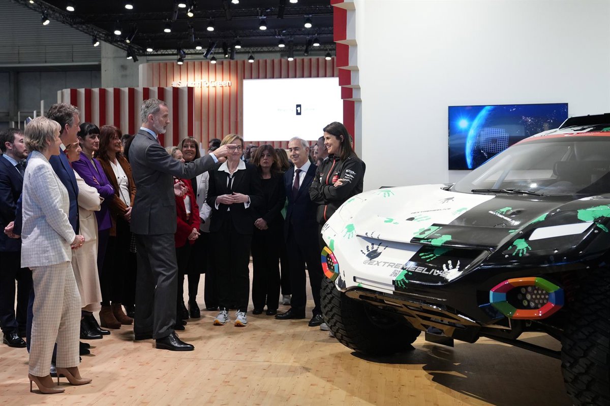 El Rey acaba su recorrido por el Mobile tras visitar varios estands