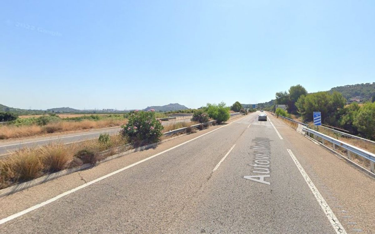 Restablecida la circulación en un carril de la A-23 tras quedar cruzado en la vía un camión