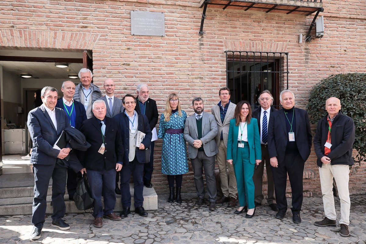 Una placa recuerda el nombramiento de Leopoldo Torres Balbás como arquitecto de la Alhambra