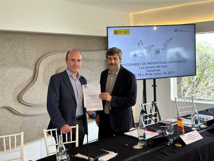 El Principado entrega al Gobierno el expediente de la candidatura de la cultura sidrera a ...