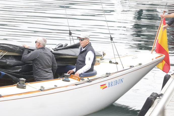 Juan Carlos I navega a bordo del Bribón