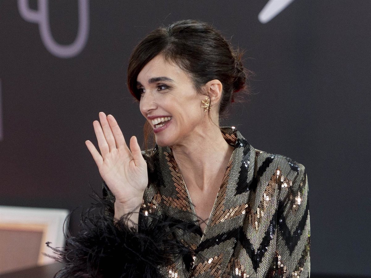 Paz Vega defiende -y luce como nadie- un traje sastre cargado de lentejuelas y plumas... ¡brillante!