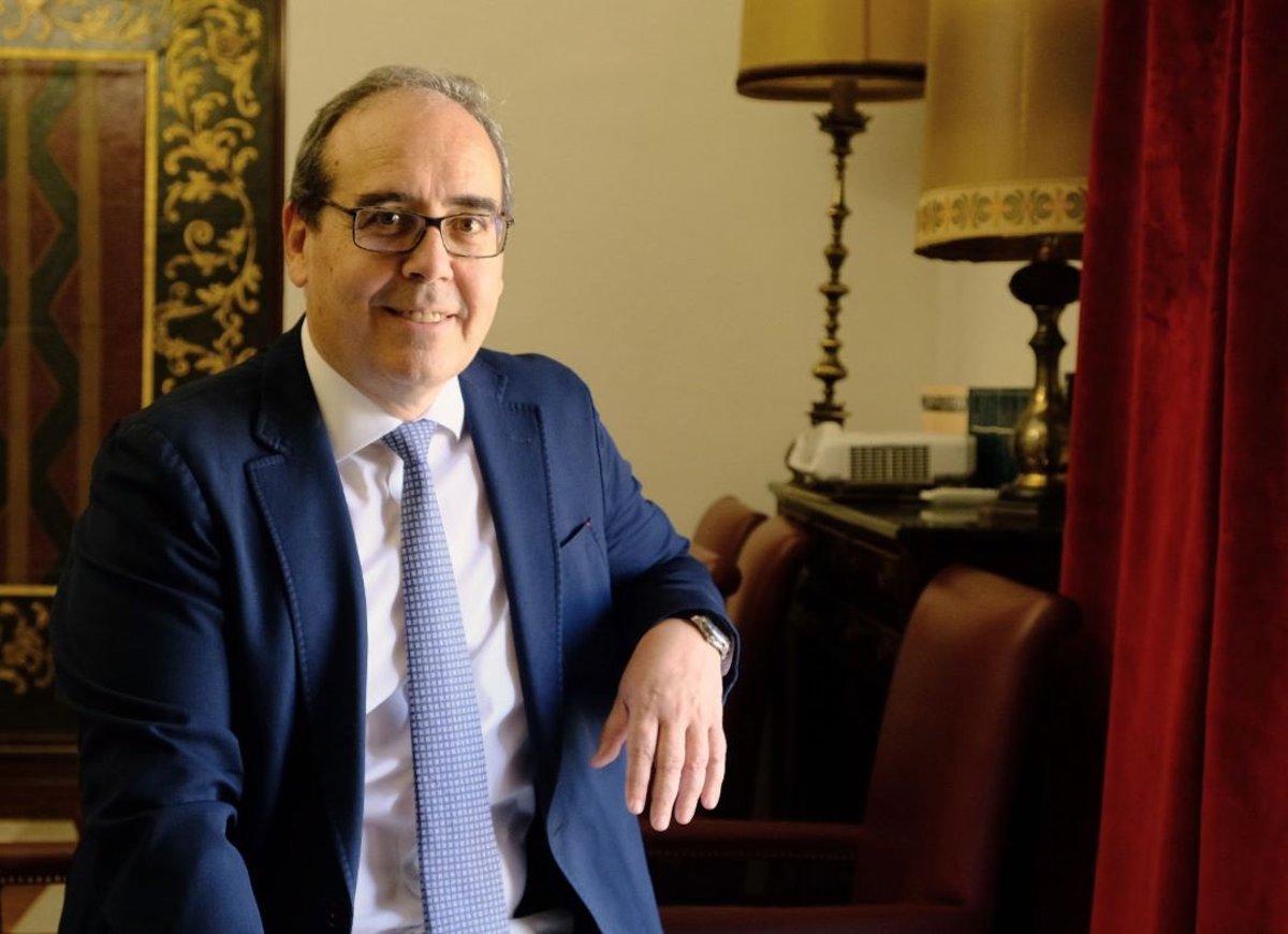 El catedrático Andrés Sáez toma posesión como nuevo director de la ...