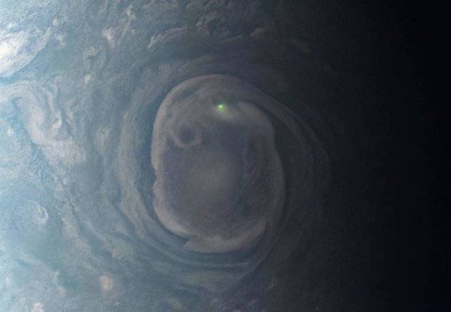 Juno busca atrapar rayos en directo en Júpiter