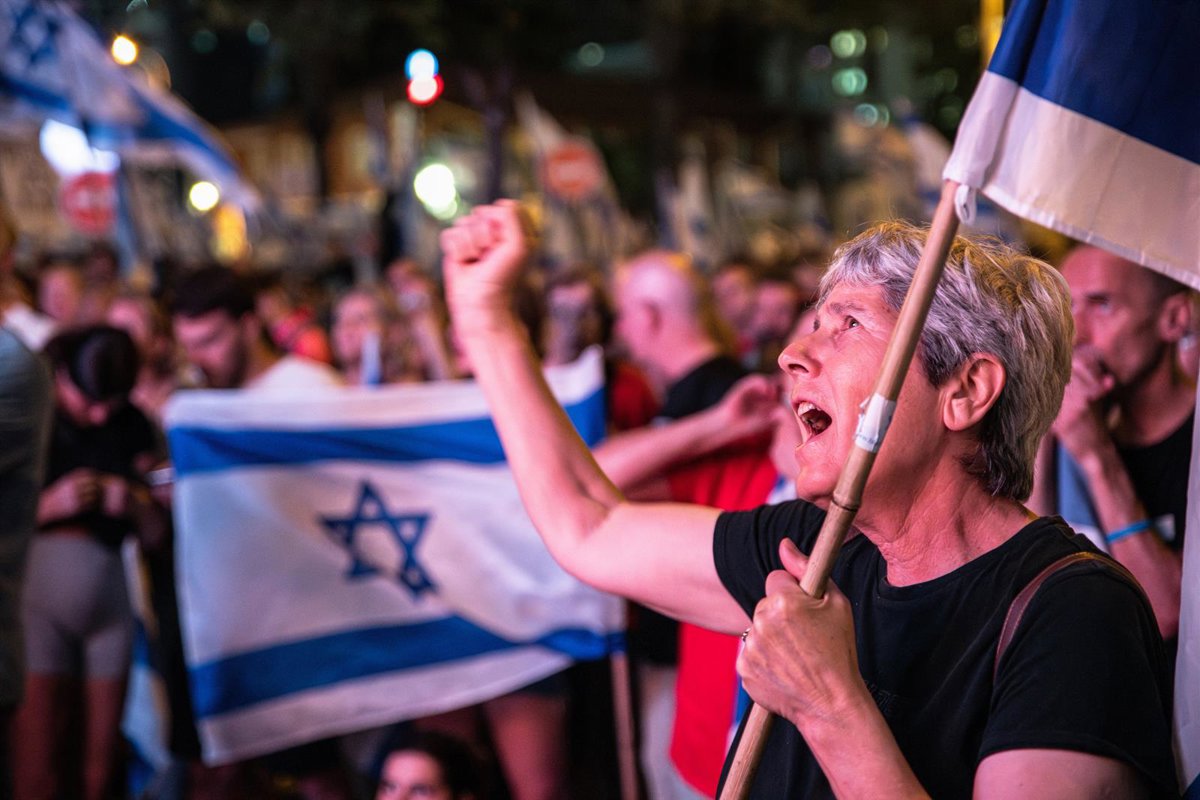 Israeli Protesters Surround A Police Station During The Interrogation