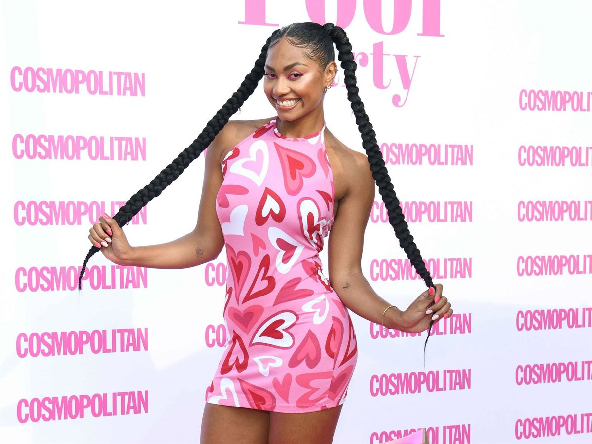 Nia inaugura el verano en la Cosmopolitan Pool Party con unas sandalias ...