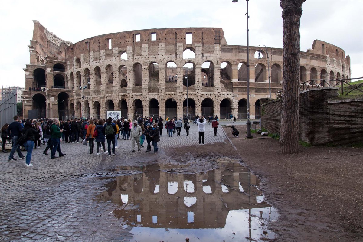 Denunciado un joven alemán por causar daños en la pared del Coliseo de Roma