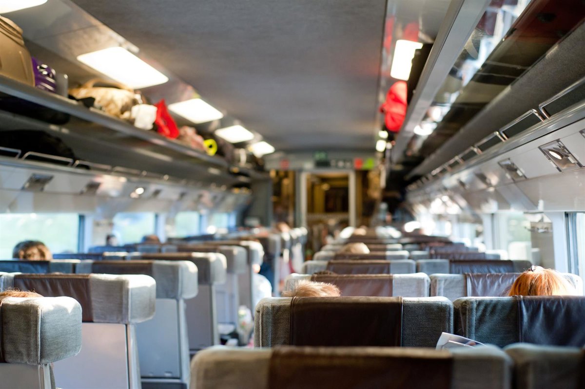 Un incendio de vegetación obliga a cortar el tráfico ferroviario entre ...