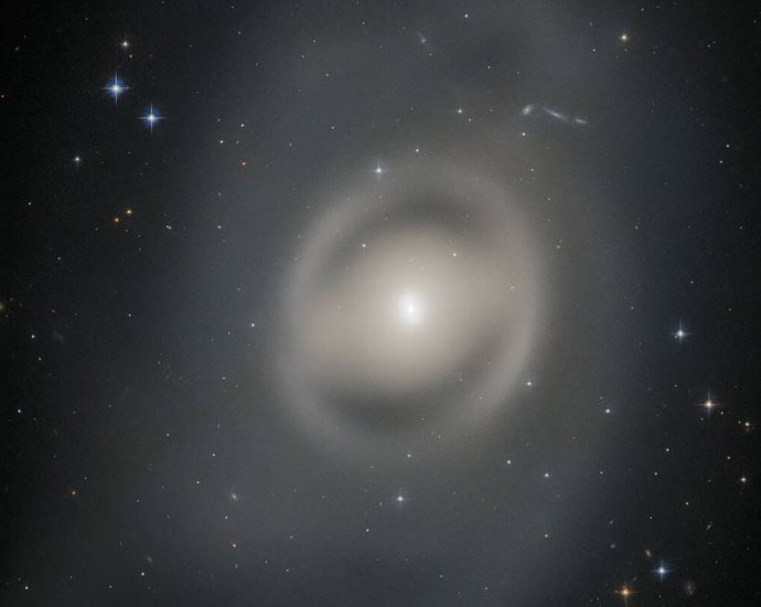 Hubble capta una galaxia en una neblina fantasmal
