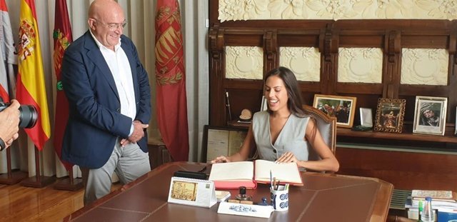 Alba Oliveros, "muy feliz e ilusionada" por dar el pregón de la Feria y ...