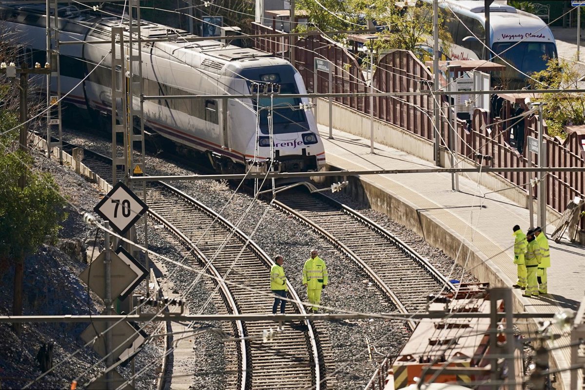 Restablecida la circulación en la estación de El Chorro, en Álora, tras la colisión de dos ...