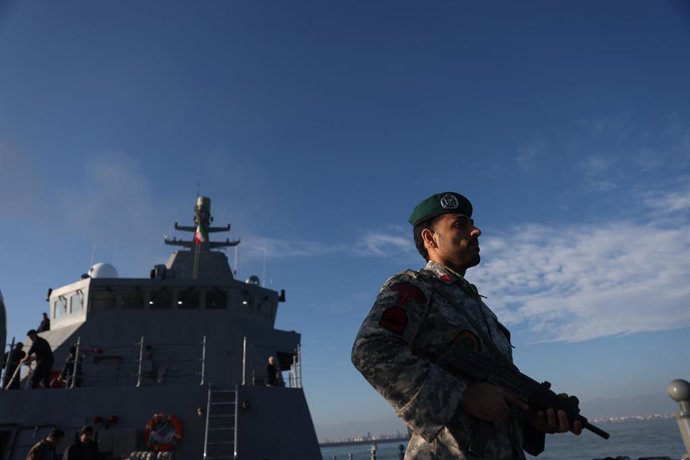 O.Próximo.- El destructor iraní 'Alborz' llega al mar Rojo en plena ...