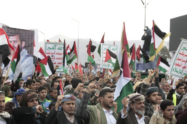 O.Próximo.- Miles de personas se manifiestan en Yemen en homenaje a los hutíes muertos por los ...