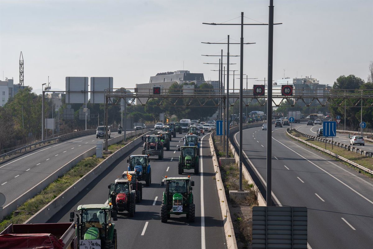 Restablecida la circulación en la Diagonal de Barcelona tras marcharse los agricultores