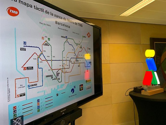 TMB y la ONCE actualizan el mapa táctil de la red de Metro para personas con discapacidad visual