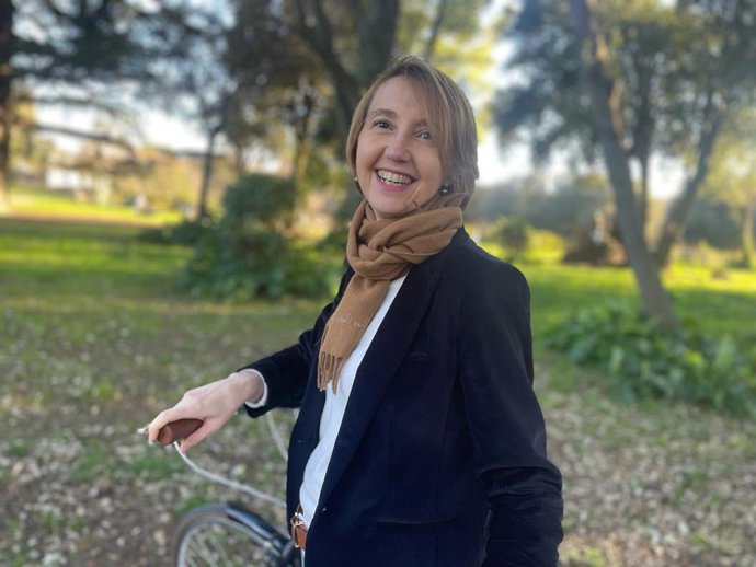 La escritora Isabel Sánchez publica 'Cuidarnos', un libro que anima al ...