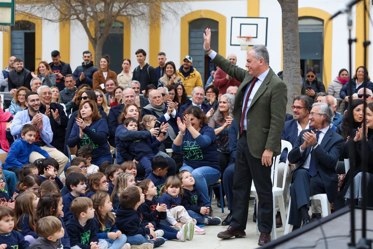 El alcalde de Sevilla alaba el trabajo de la comunidad docente del CEIP ...