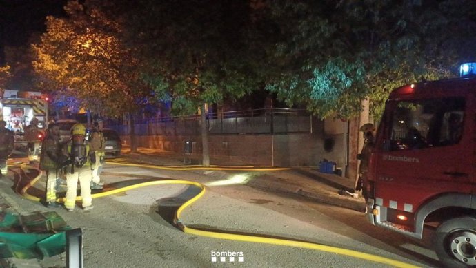 Evacuados los vecinos de un edificio de Rajadell (Barcelona) por un incendio en el parking