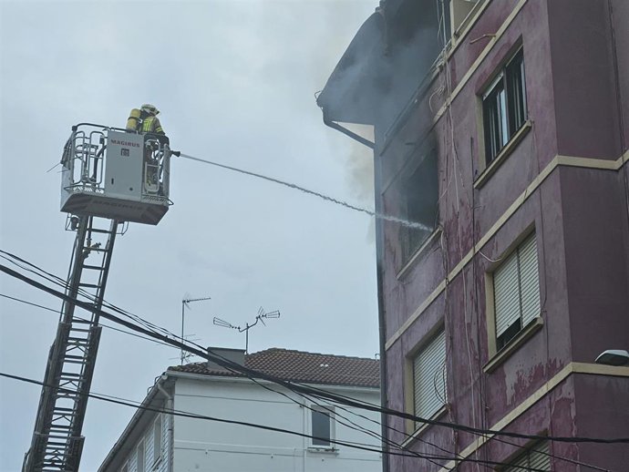 Cuatro vecinos evacuados al hospital, uno de ellos con quemaduras, en el incendio de una ...