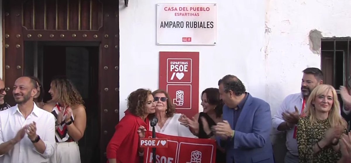 El PSOE homenajea a Amparo Rubiales dedicándole su Casa del Pueblo de Espartinas (Sevilla) en un ...