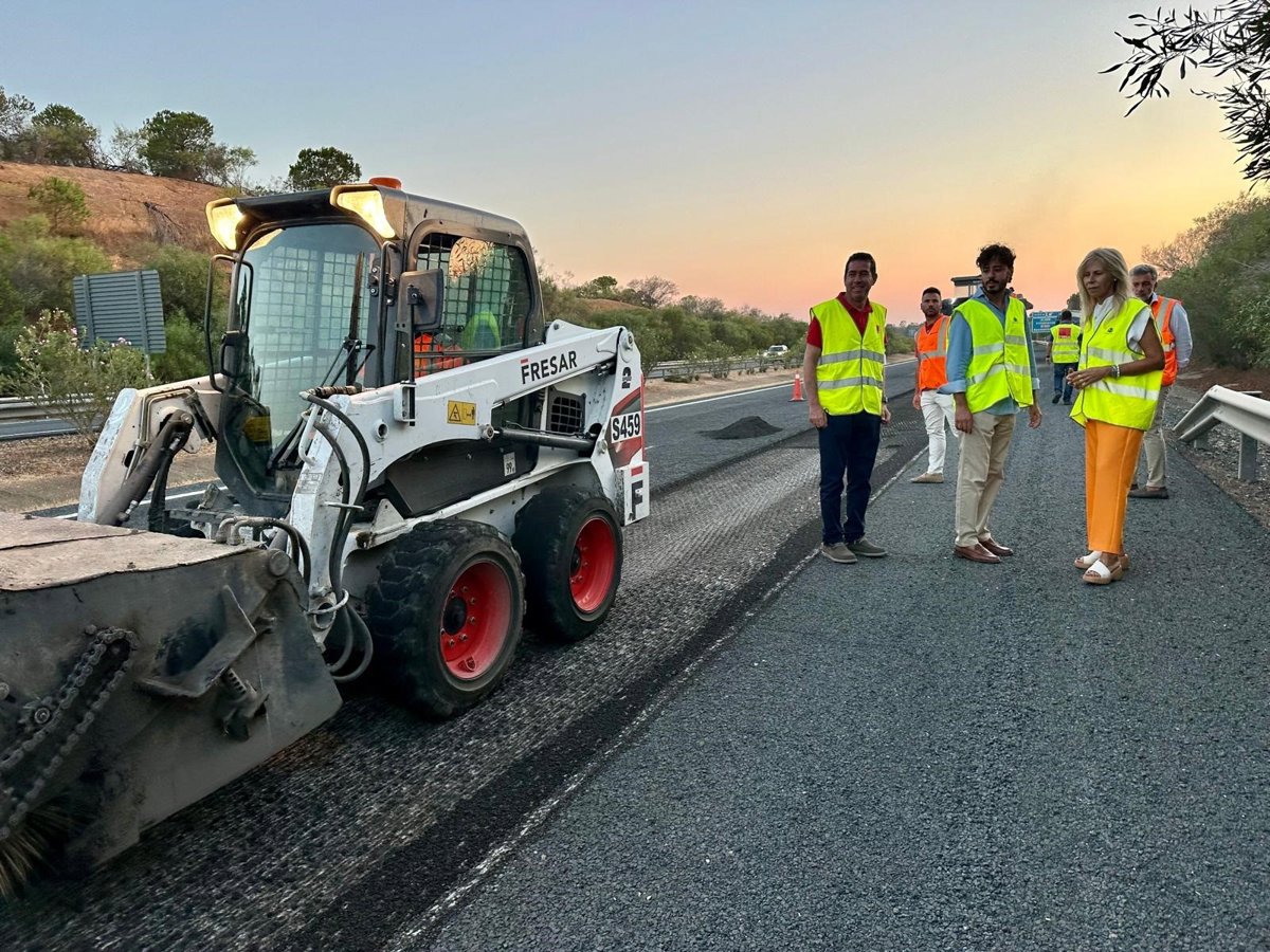 La subdelegada del Gobierno en Huelva comprueba la finalización de las obras de mejora del firme ...