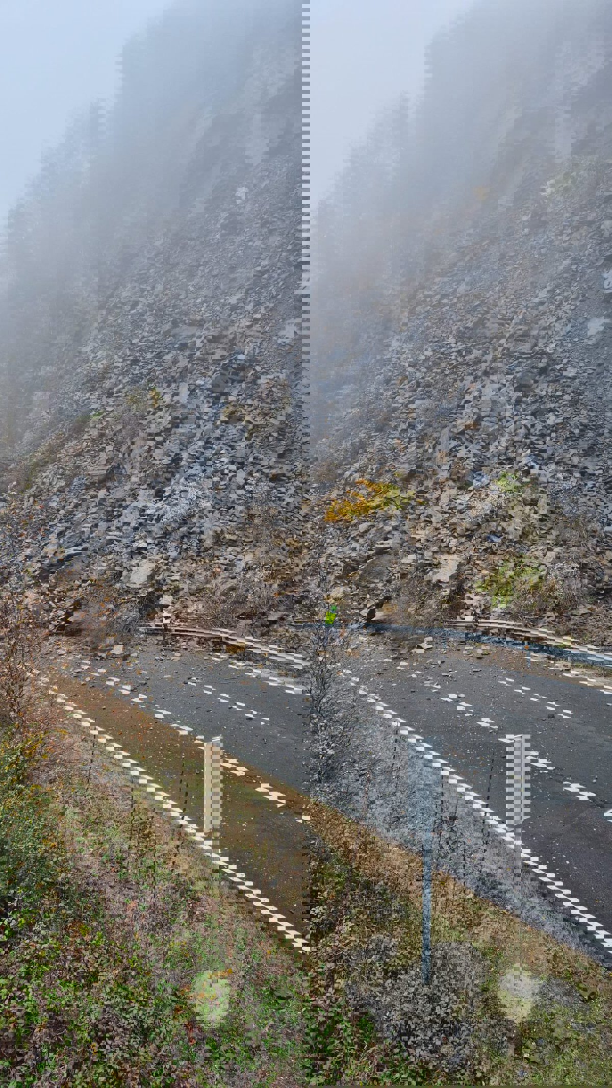 Un desprendimiento de tierra en la Autopista del Huerna obliga a cortar totalmente la AP-66 en Lena