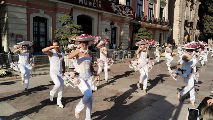El desfile de la Batalla de las Flores llena de color las calles de Murcia