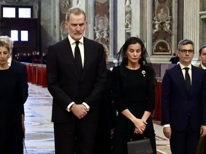 La Reina Letizia, de luto riguroso y con mantilla en el funeral del ...
