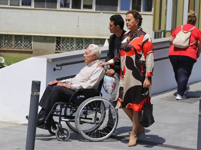 Curro Romero recibe el alta hospitalaria acompañado de su mujer, Carmen Tello: "Vino muy malito ...