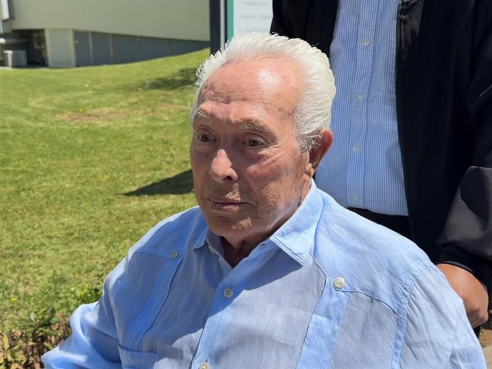 ¡Exclusiva! Curro Romero recibe el alta hospitalaria y dedica unas bonitas palabras a su mujer ...