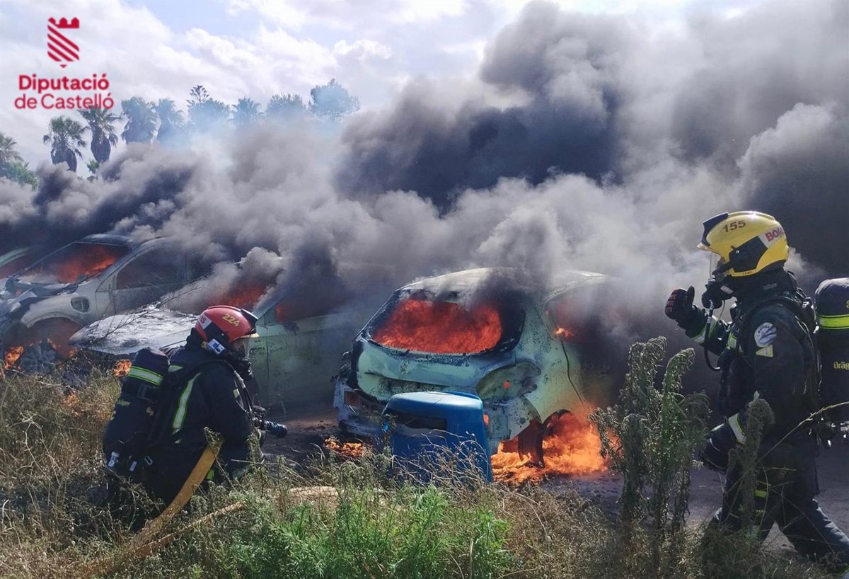 Un incendio calcina cinco vehículos y vegetación en un descampado de la playa canina de Nules ...