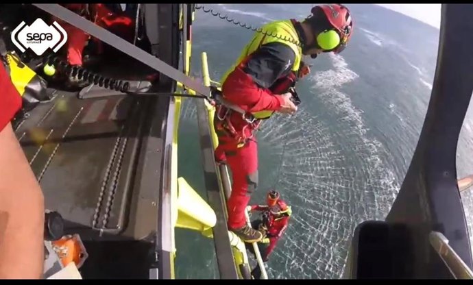 Rescatado un pescador que cayó al mar en Moniello, Gozón
