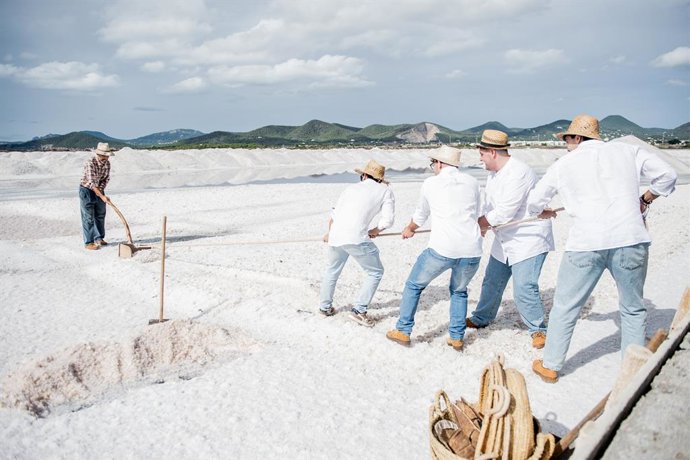 La Fira de la Sal vuelve a poner en valor la rica tradición salinera de Ibiza