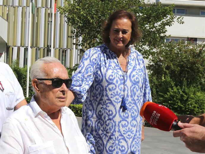 Curro Romero abandona el hospital tras su ingreso por neumonía: "Está muy bien y contento"