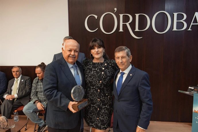 Rozalen recibe la Insignia de Oro en el acto de entrega en Córdoba de los XVIII Premios Salud ...