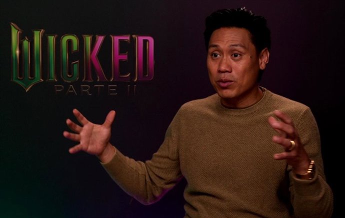 Jon M. Chu: "Espero que 'Wicked 2' nos dé el valor para expresar nuestra opinión, ahora estamos ...