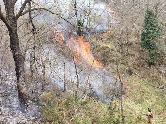 El riesgu de quema forestal intensifícase n'Asturies con diez conceyos ...