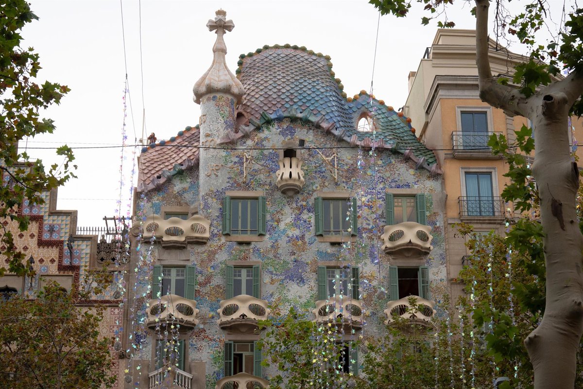 La Casa Batlló reobre després d'aixecar-se el bloqueig dels docents ...