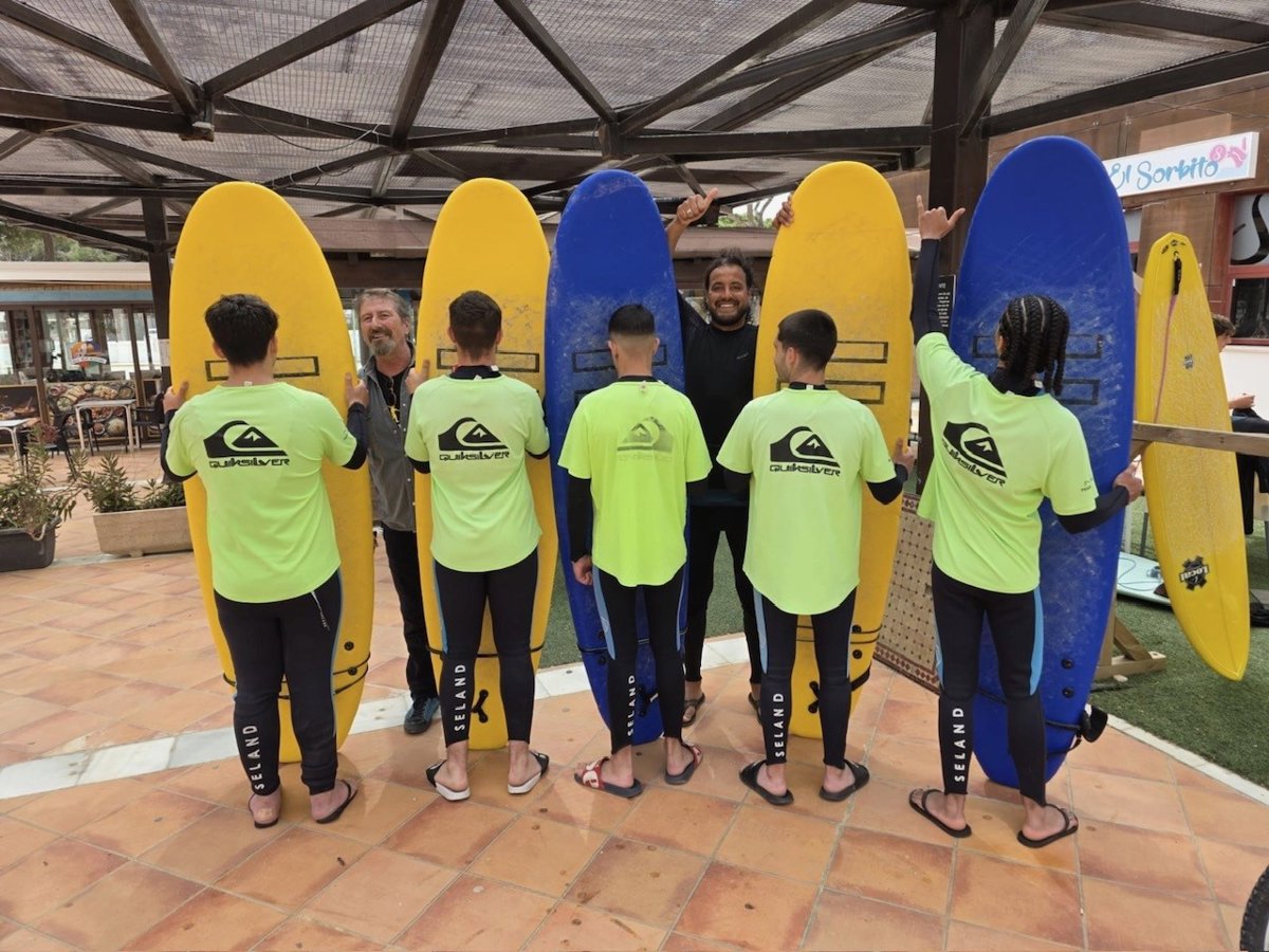 Más de un centenar de menores participan en actividades de surf del ...