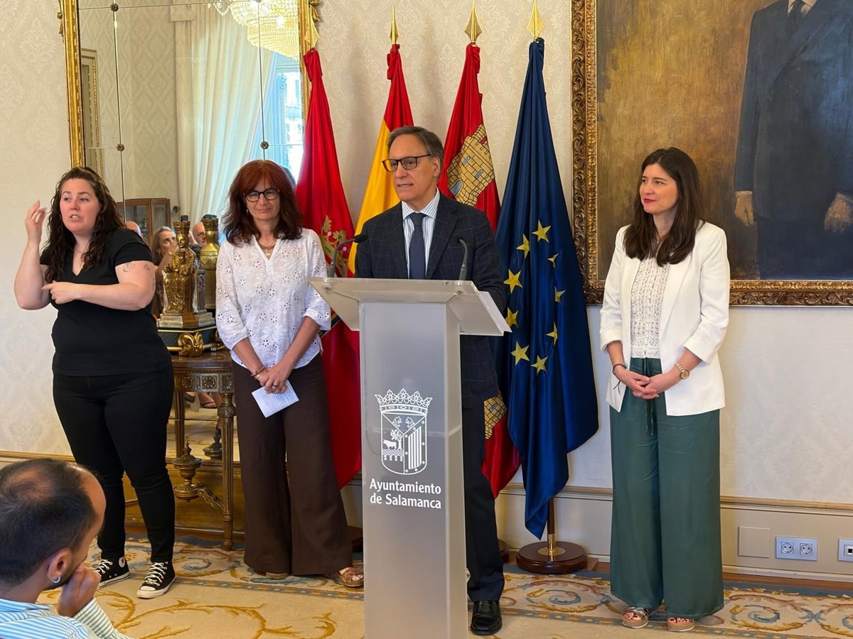 Una treintena de estudiantes recibe en Salamanca sus diplomas y bandas ...
