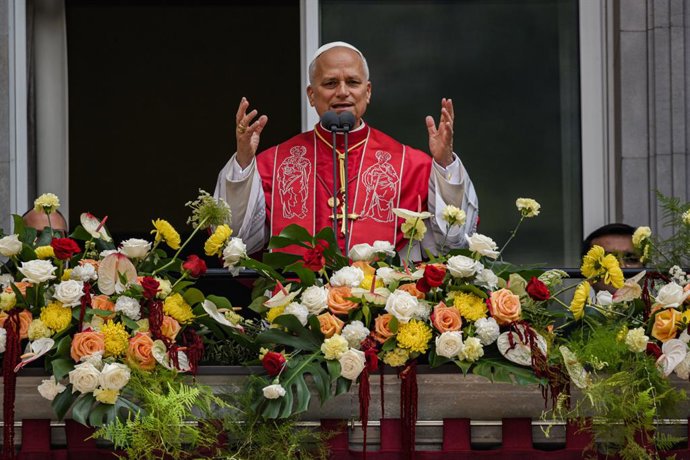 Lleó XIV surt del Palau Episcopal per començar el recorregut cap a la ...