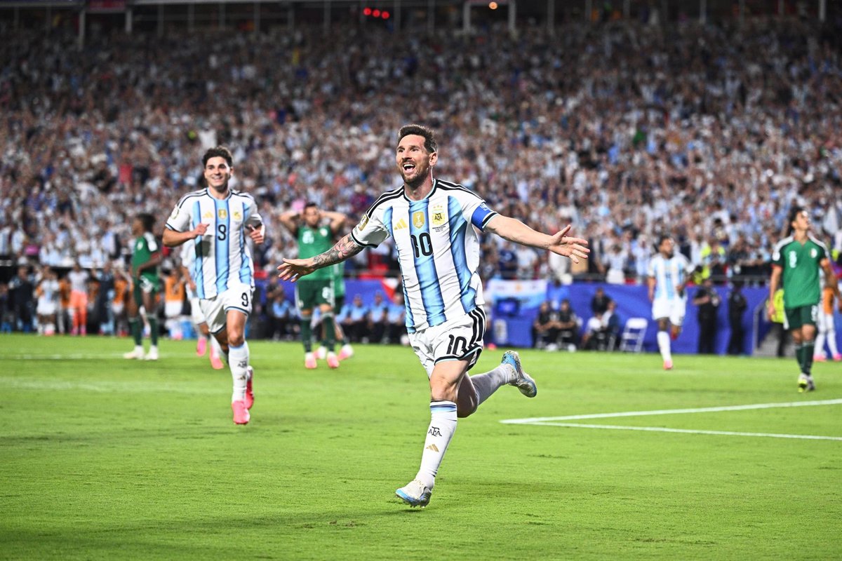 Messi hace historia en la goleada de Argentina a Argelia