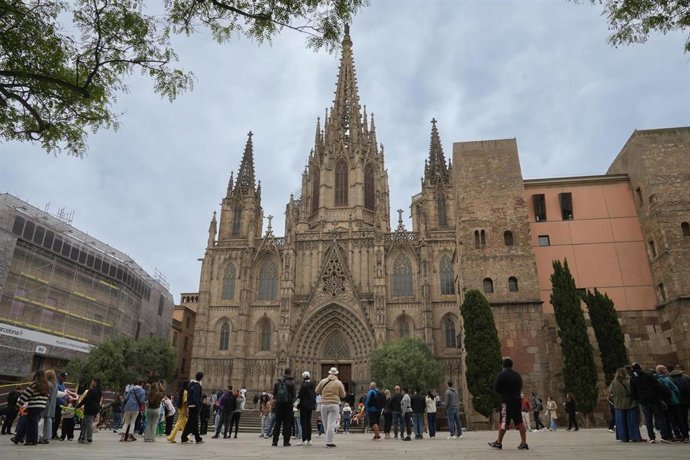 Barcelona celebrará 50 años del fin de la Dictadura con un "bombardeo ...